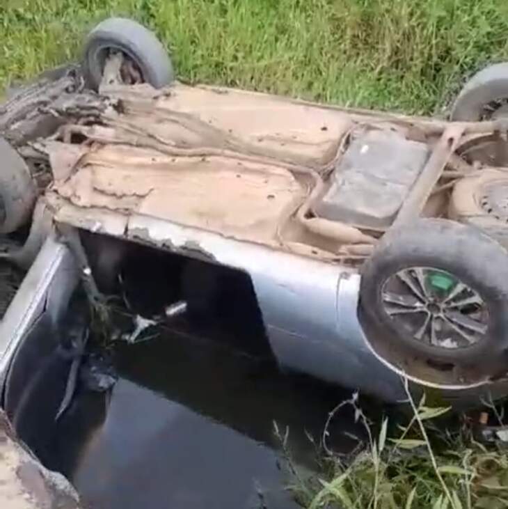 Vídeo mostra carro capotado na ponte de Nicodemos zona rural de ...